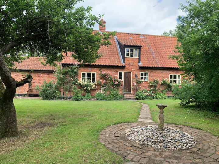 Secluded Dog Friendly Country Retreat With Hot Tub - Beccles