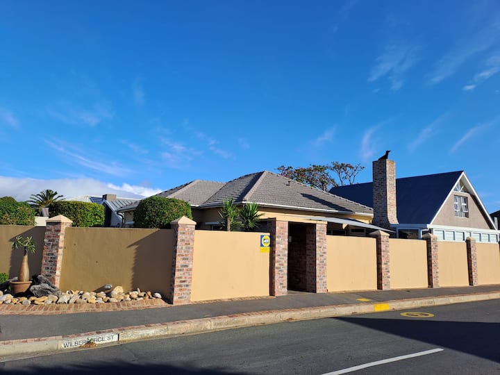 Luxury Home With Splash Pool
700 M From Main Beach - Somerset West