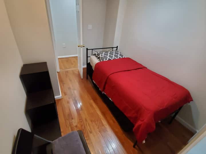Cozy Basement Room 10 Mins From Shaw Howard Metro - Washington, DC