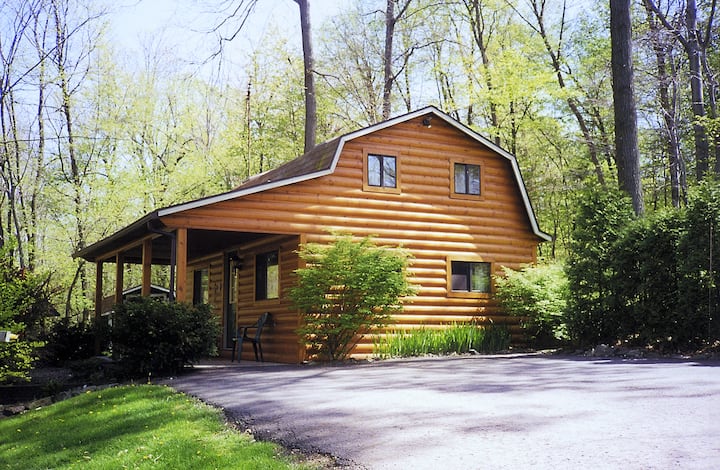 Romantic Log Cabin With Jacuzzi & Fireplace - Berlin, OH