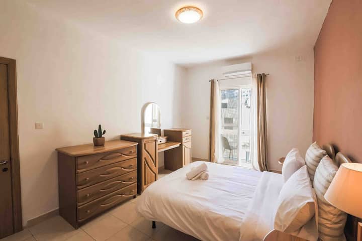 Sliema 3 Bedrooms Apartment - 발레타