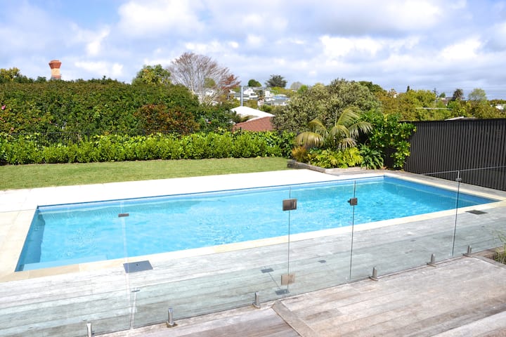Large Private Home - Spa - 5kms To City- Aircon - Auckland