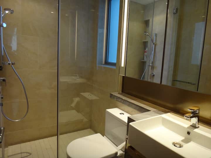 2210 2 Bedrooms 1 Bathroom - Hong Kong