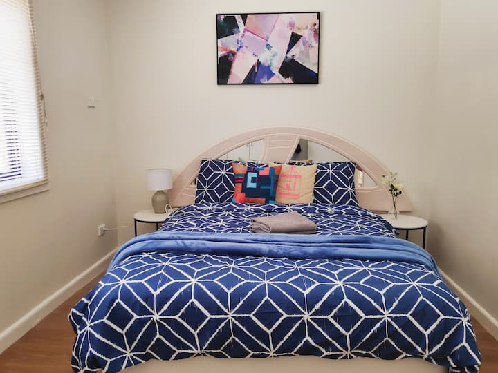 Private Queen Room Comfortable Newly Renovated - Auburn