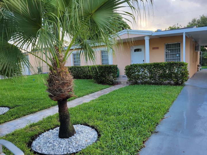 Home Away From Home: 10 Mins To Hard Rock Stadium! - Miami Gardens, FL