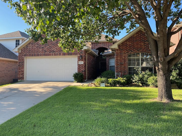 Beautiful 3 Bdrm House In A Very Nice Neighborhood - Lewisville, TX