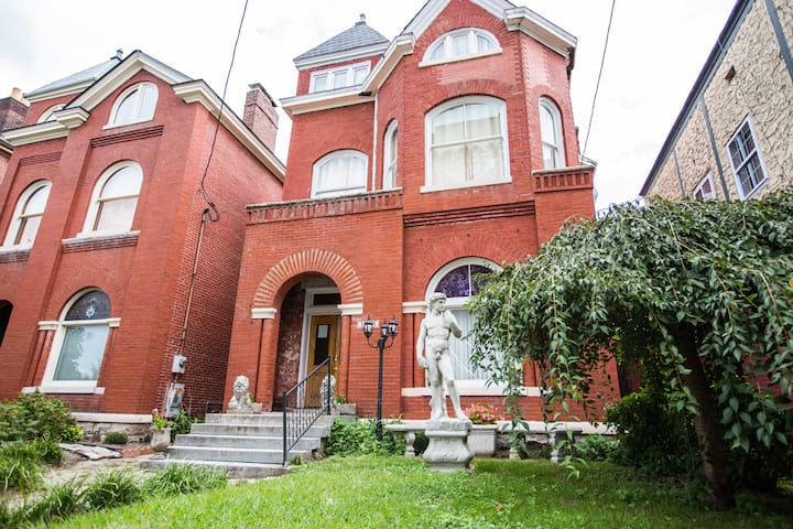 Majestic Victorian Mansion 9beds Outdoor Space - KFC Yum! Center