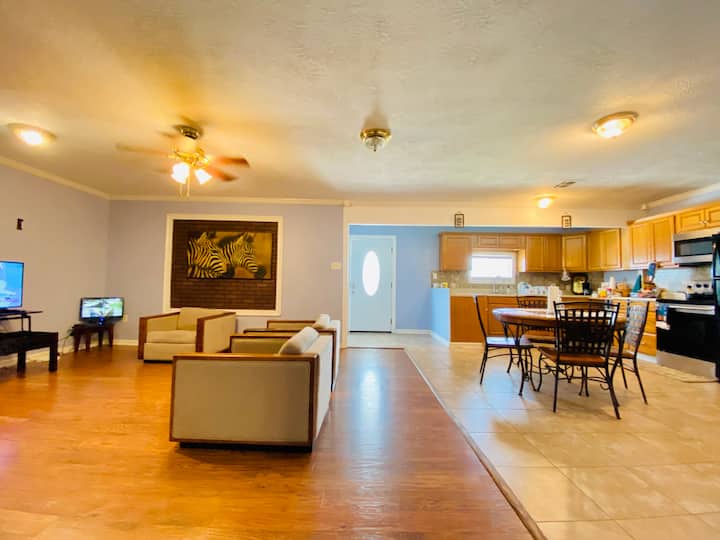 Cheerful 4 Bed & Close To I-10 , Casinos & S.park - Iowa, LA