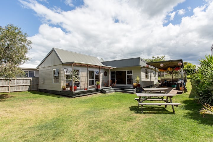 Spacious Kiwi Bach In Whangamata - Nz’s Best Beach - Whangamatā