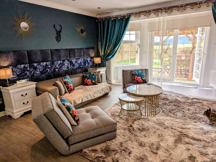 Luxury Cottage 6-seater Hot Tub & Gazebo - Balloch