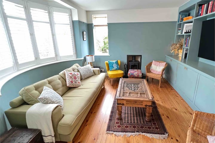 Charming Coastal Retreat Near Oldtown Margate - 보로드스테어스