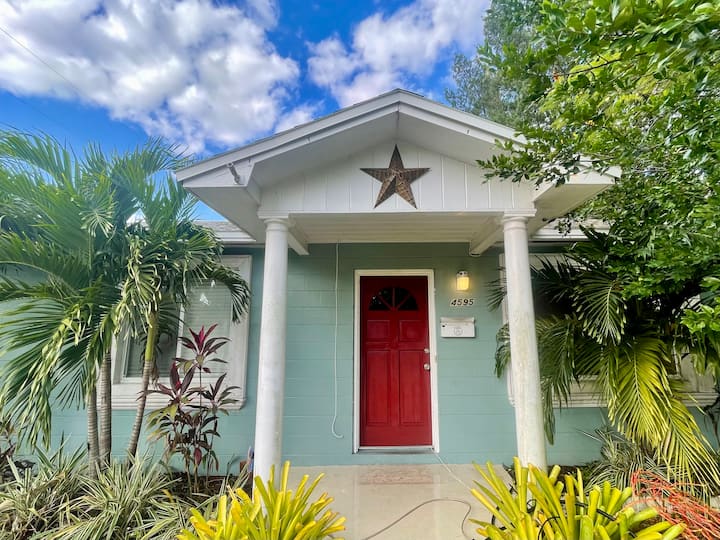 Artsy 3/2, 10 Mins To Beaches & Downtown. Pets Ok - St. Petersburg, FL