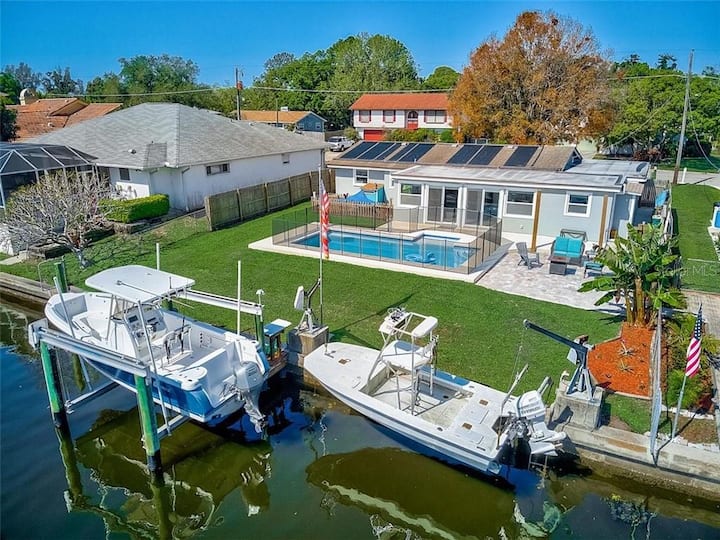 Direct Water Access Home, Boat Lift & Private Pool - Bradenton, FL