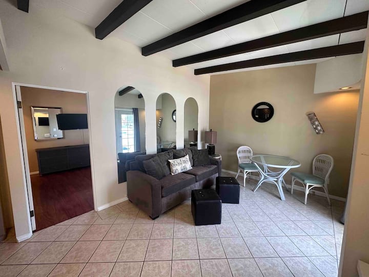 28 - Spacious King Suite (1 Bed, 1 Bath, Kitchen) - Palm Springs, CA