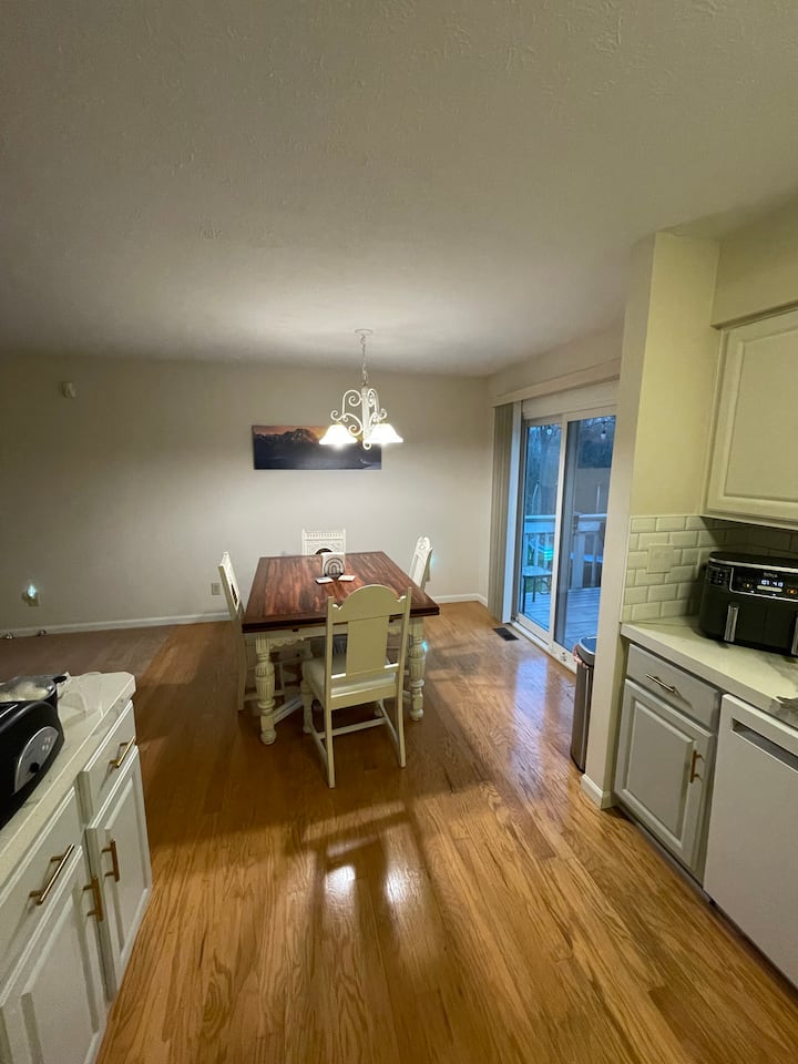 Palomino Room • Cozy Retreat W/ Kitchen & Hot Tub - Aurora, OH