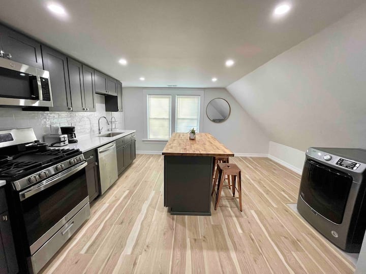 Entire Top Floor W/huge Kitchen, W&d, Parking, A/c - Kansas City, MO