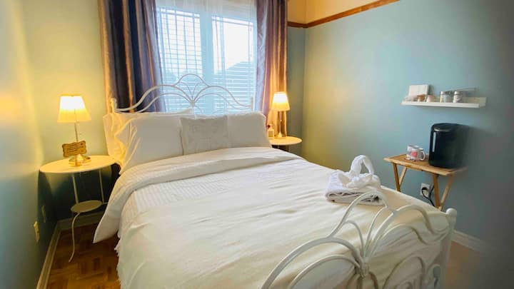 Cozy Bedroom In Family Home( Room 1) - Boucherville