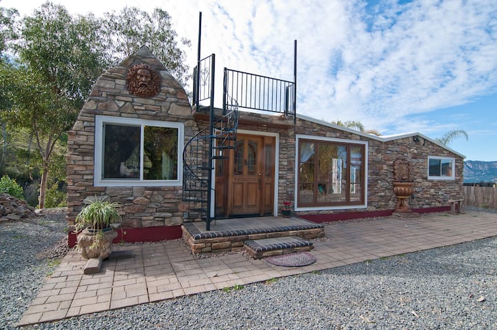 Unique cottage w panoramic mountain & lake views - Guesthouses for Rent ...