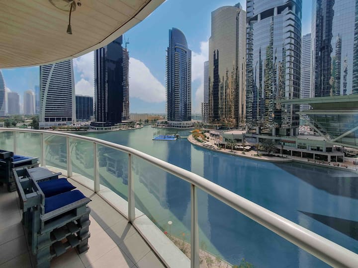 Marvelous Lake-skyline View Apt - Dubai