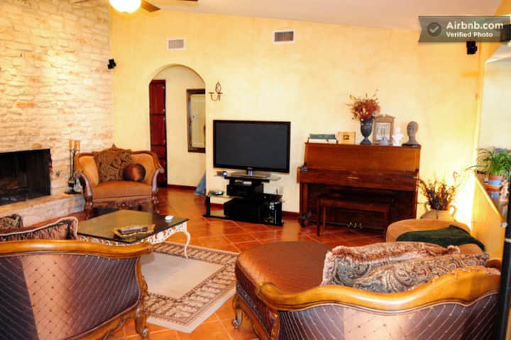 Stylish 3/2/2 With Large Backyard - Austin, TX