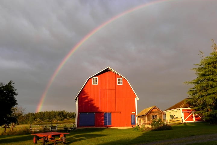 Historic Farm House Sleeps Up To 10 - Fort Casey State Park, Coupeville