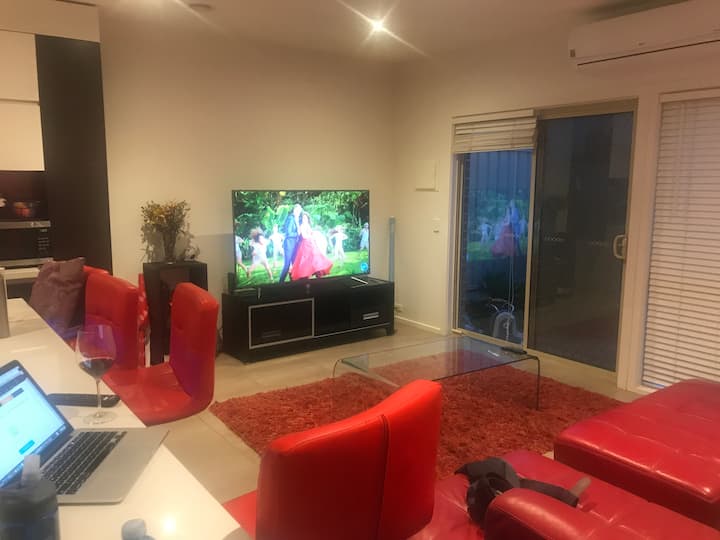 Entire Modern Townhouse In Caroline Springs - St Albans