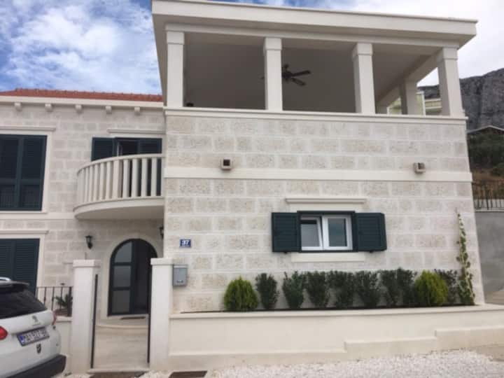 Ground Apartment Within A Villa - Igrane