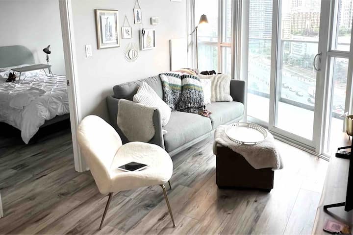 2 Bed 2 Bath+ Den Spacious Bright Square One Condo - ミシサガ