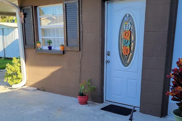 Cozy Place Located In Tampa Bay,2 Full Brm 1bath🌻 - Tampa, FL