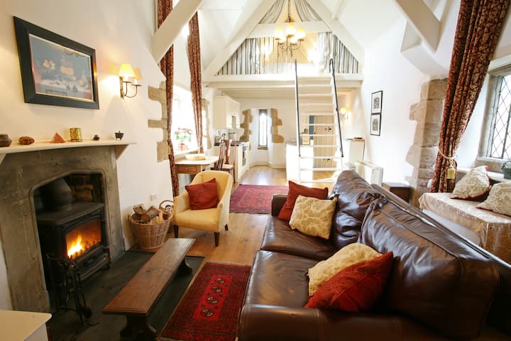 Welsh Gatehouse: Historical Castle With Ev Charger - Chepstow