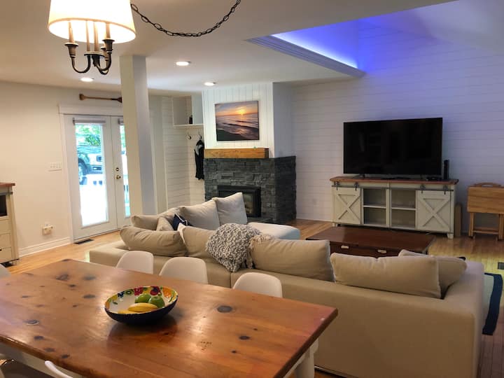 The Heron House-on Shoreline Dr In Southcott Pines - Grand Bend