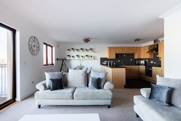 Luxury Riverside Apartments - Sleeps 8 - Loch Ness