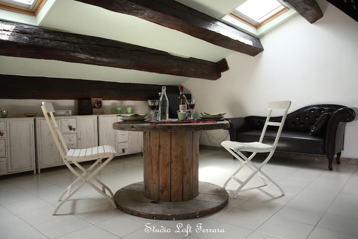 Loft Mansardato Con Travi In Centro Storico - Ferrare
