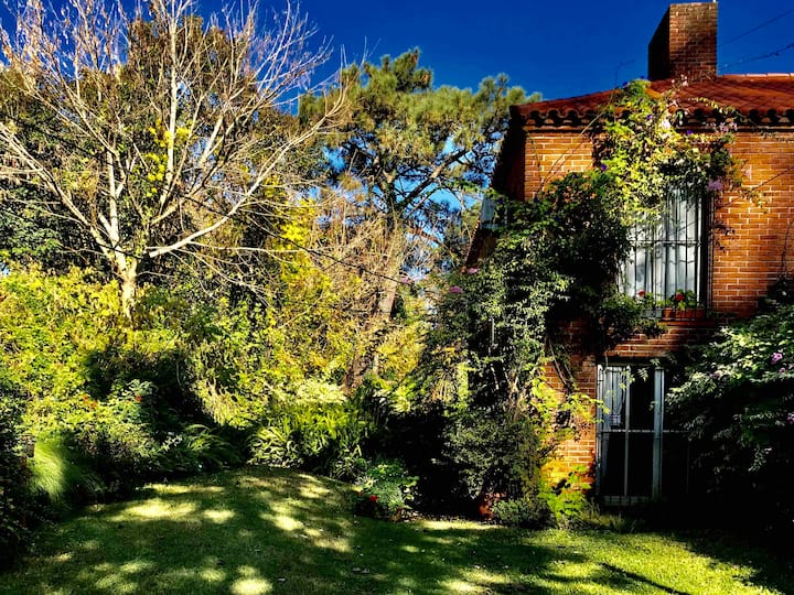 Casa Estilo Inglés Rodeada De Jardines. - Uruguay