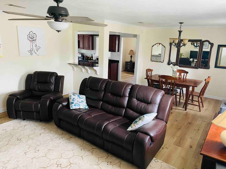 Homey 3 Bedroom, Great Amenities & Pet Friendly :) - 걸프포트