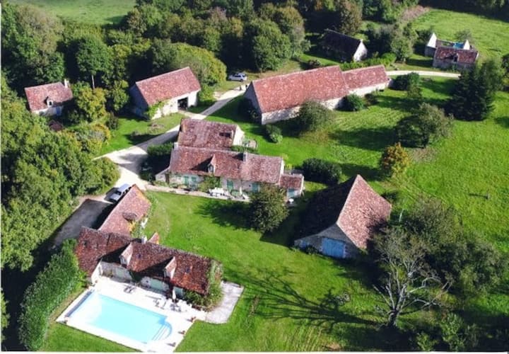 Jolie Maison Du 17eme Dans La Foret - La Bussière