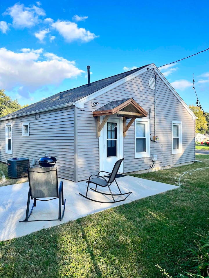 Cozy 2-bedroom Corner Lot Home - Peoria, IL