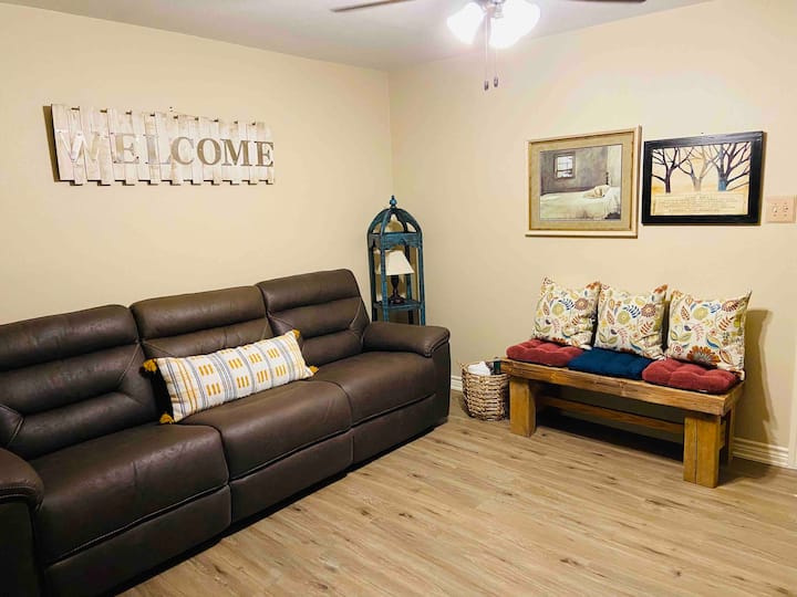 Inviting Comfortable Eclectic 2 Bedroom Apt - Laredo