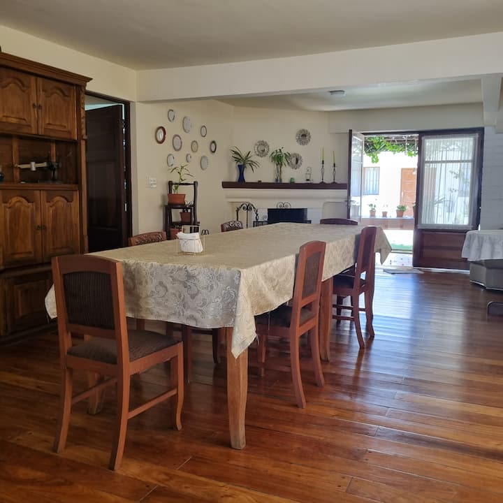 Amplia Casa En Zona Residencial - Bolivia