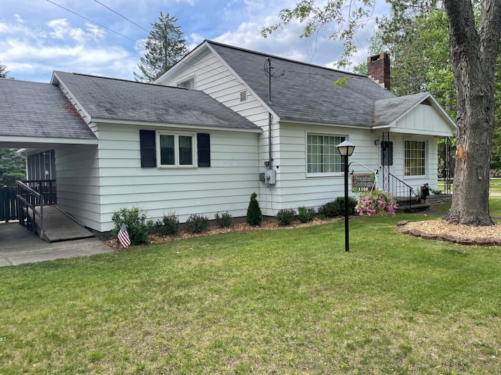 Spacious 2200 Sq Ft- 3 Bedroom/3 Bathroom House In Downtown Roscommon - Roscommon, MI