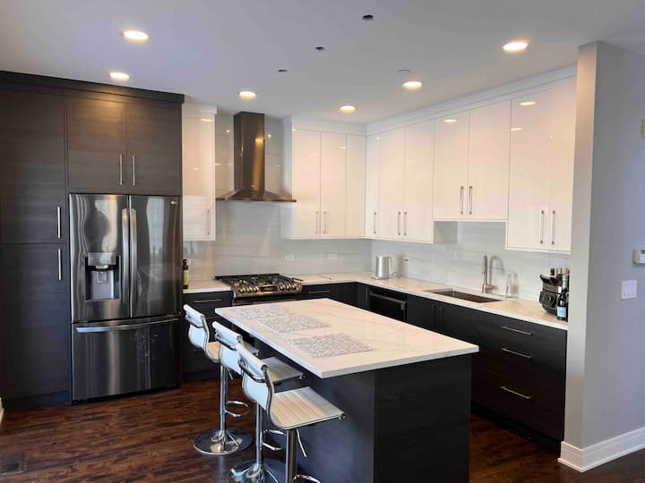Modern Hoffman Estates Townhome Near Now Arena - Elgin, IL