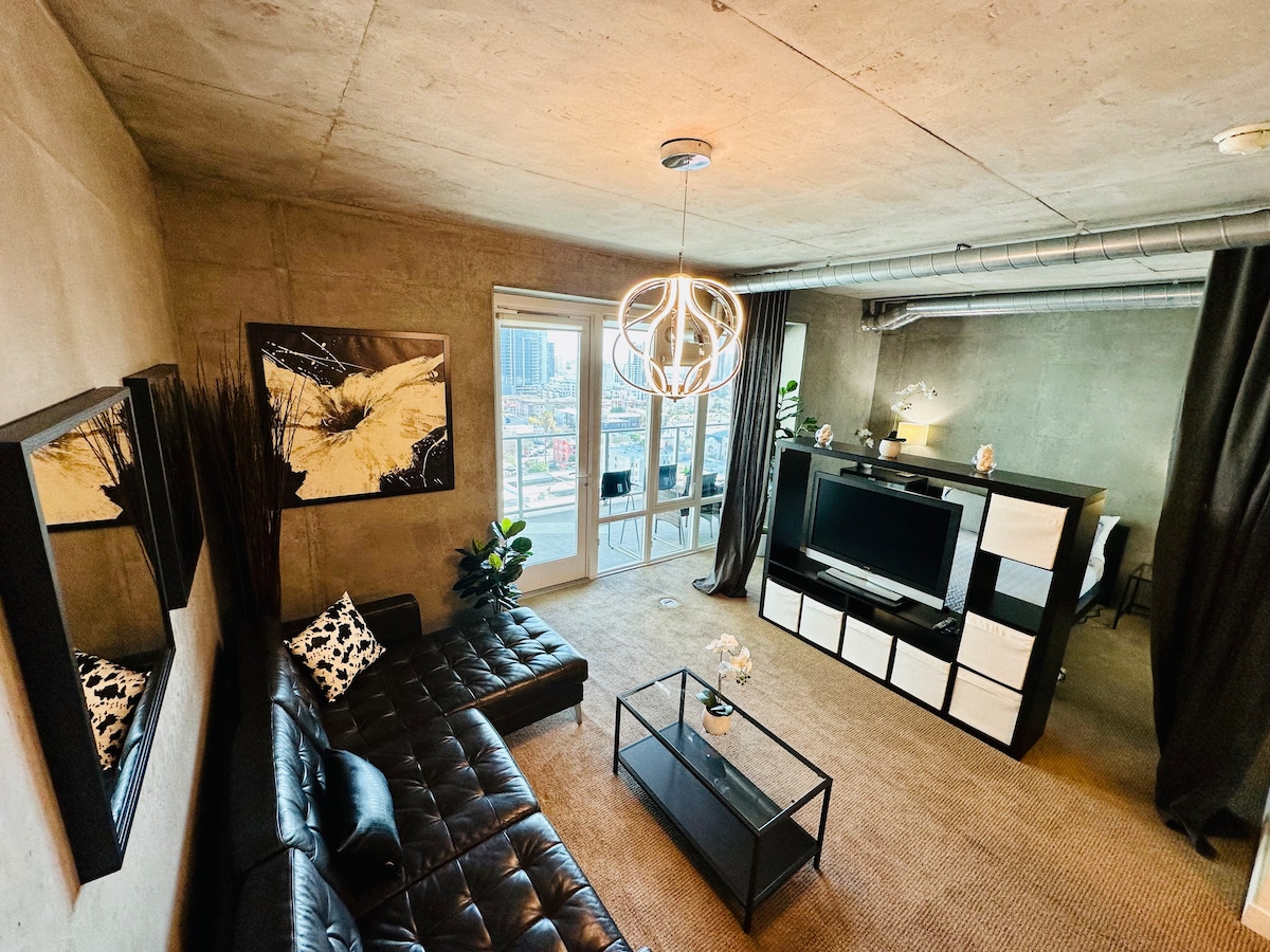 High-Rise Spacious Condo w/ Amazing Downtown Views - Condominiums for ...