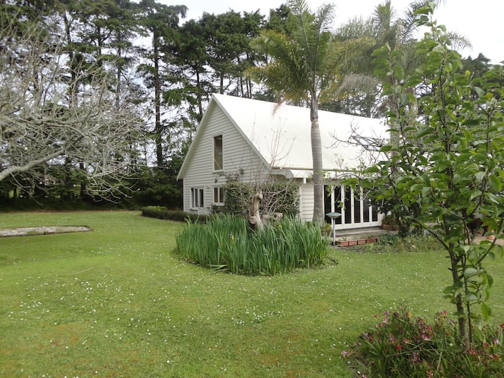 Stunning 3 Acre Property- Cottage - Riverhead