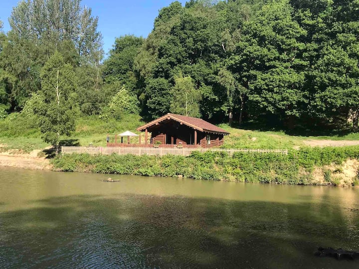 Traditional Log Cabin On The Lake - Angleterre