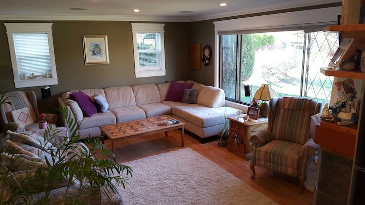 Queen Room In Our Home, With Hot Tub Access. - Kelowna