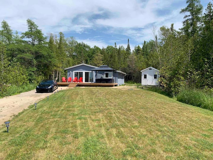 Bright 3 Bed/1.5 Bath Cottage Lake Huron Views - Sauble Beach