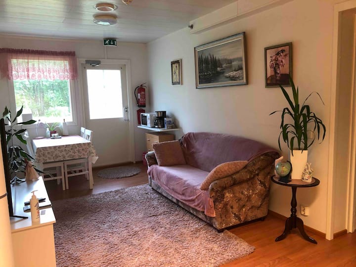 Pink Nissi - (Room 3) Meillä Viihdyt Varmasti! - Kuusamo