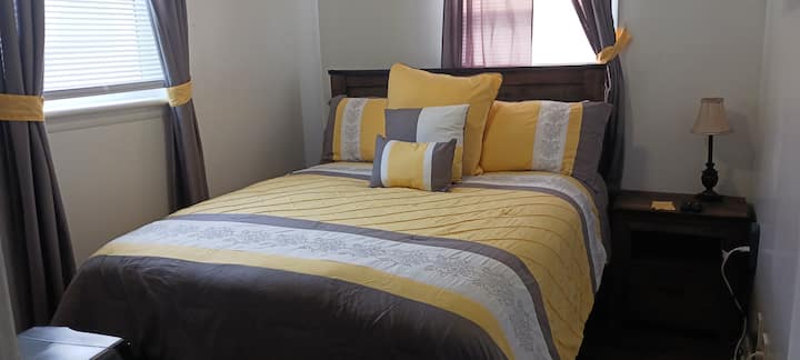 Earnie's Place - Cozy 2 Br Home, Sports Fan Garage - Saginaw, MI