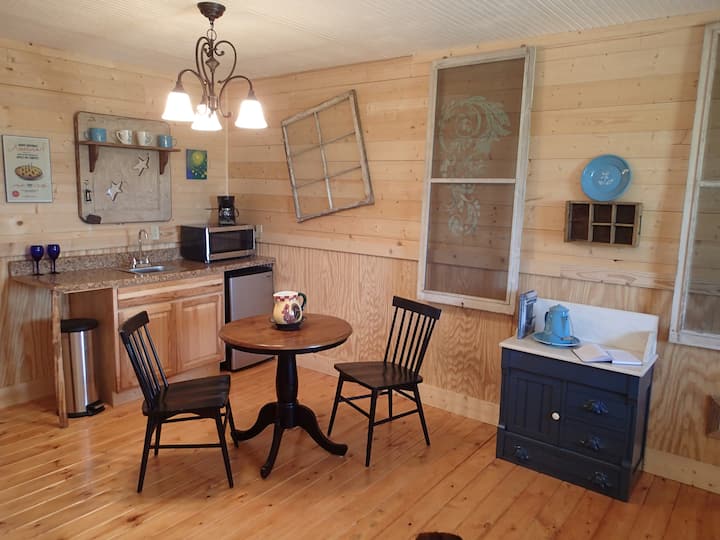 Stagecoach Cabins - " The Round Top " - Round Top, TX