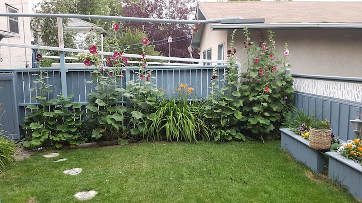 Quaint Cottage Home Near Stampede! - Alberta